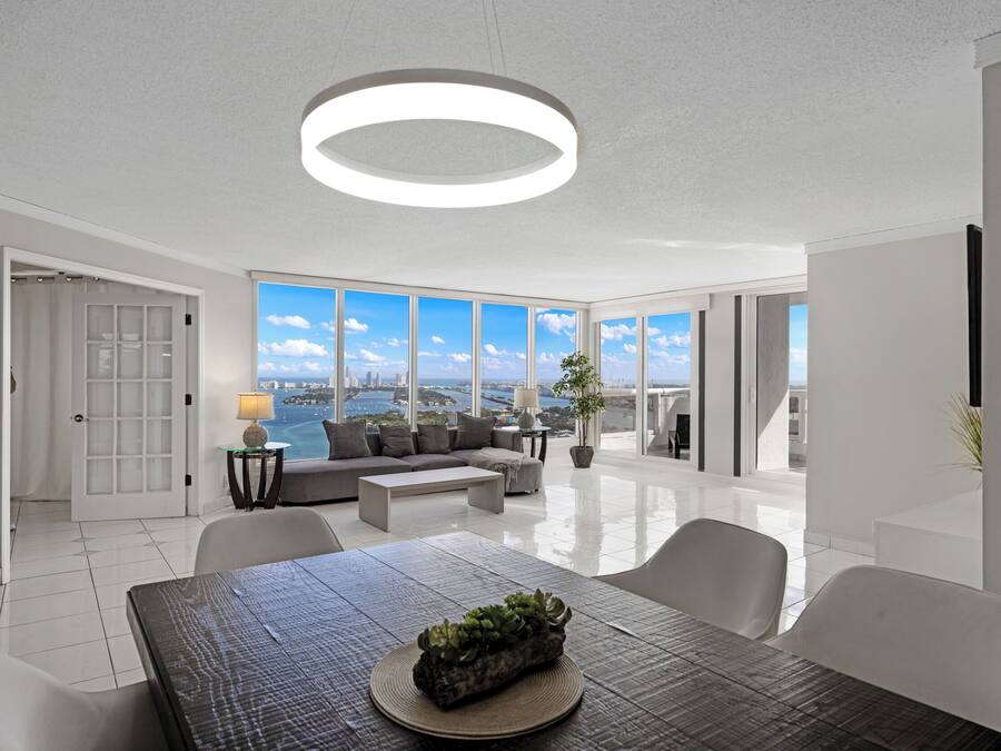 Apartamento Deluxe, 2 quartos | Sala de estar | Televisor de 55 polegadas com canais digitais, Netflix