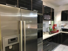 Um frigorífico no espaço comum, um micro-ondas no espaço comum 