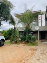 Fachada do alojamento (tarde/noite)