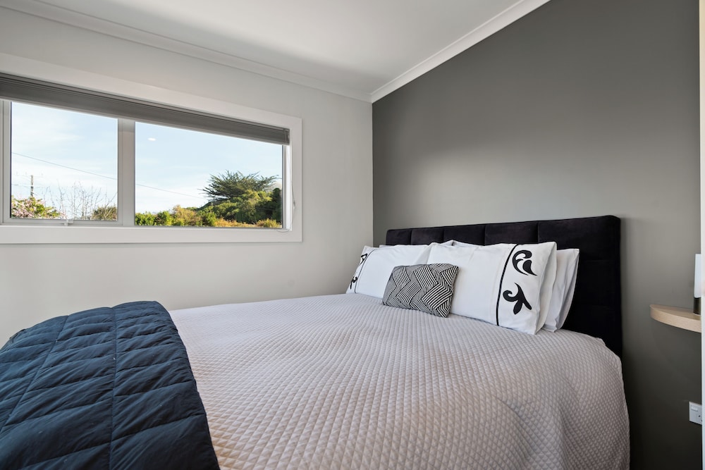 Classic Kiwi Bach With A Modern Touch - Outram