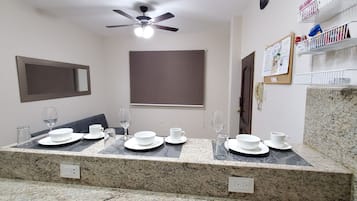 Apartamento, 2 quartos | Sala de jantar