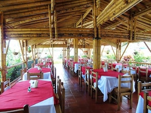 Café da manhã, almoço e jantar