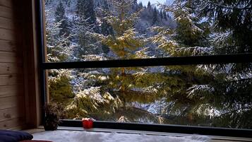 1 quarto, com decoração personalizada, com mobília individualizada