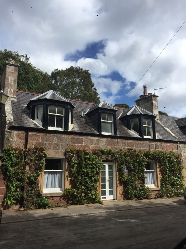 Traditional stone cottage in the heart of Dornoch - Dornoch | Vrbo