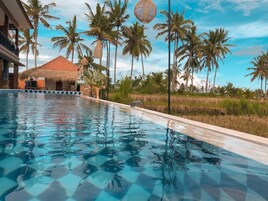 Piscina exterior, espreguiçadeiras 