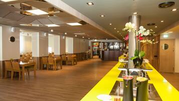 Pequeno-almoço tipo buffet diário (18 EUR por pessoa)