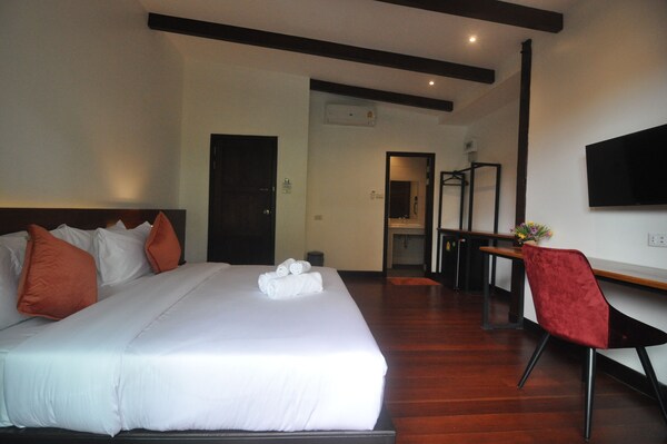 The Eight Ratvithi House - Chiang Mai