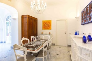 Apartamento, 2 quartos | Refeições no quarto