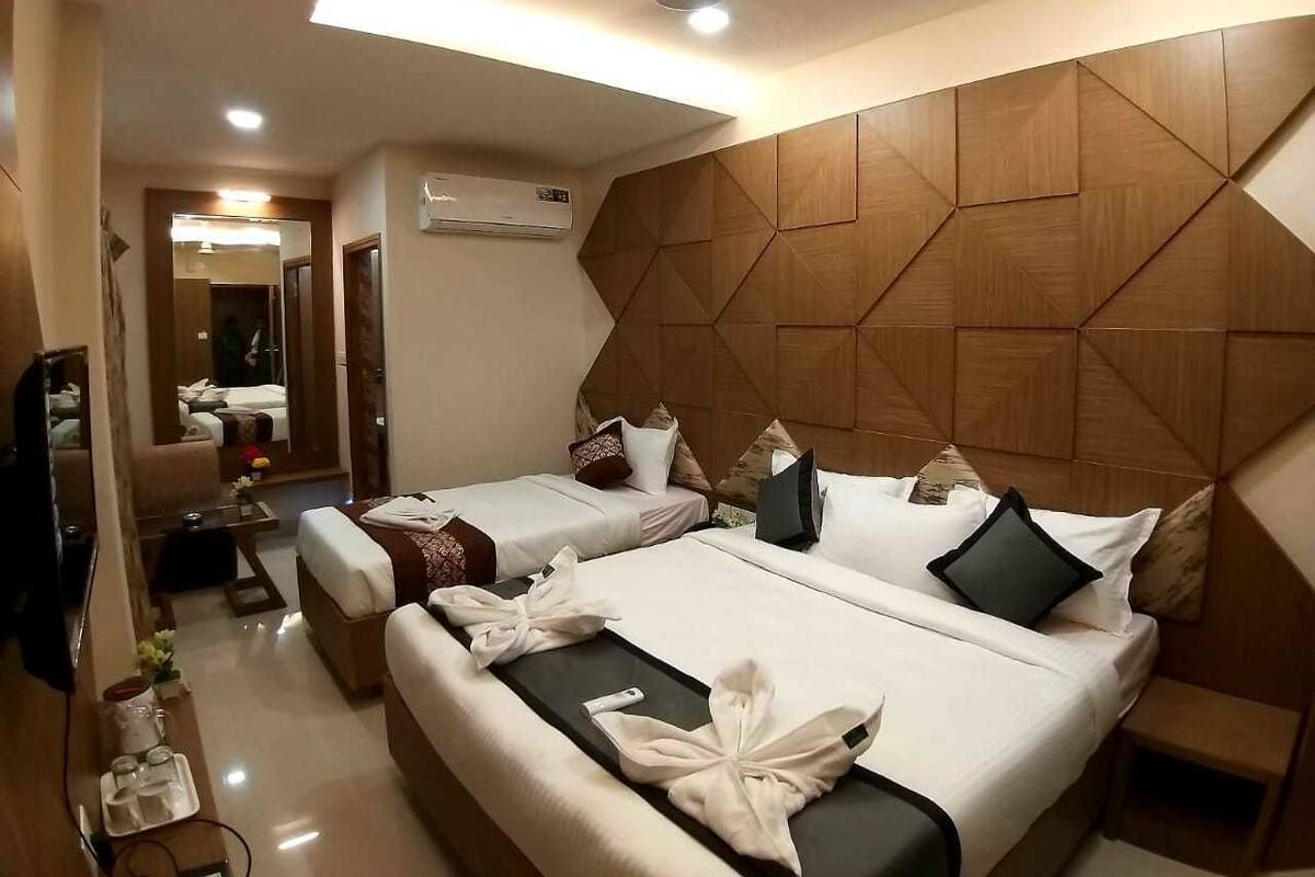 Quarto Triplo de Luxo, Vista para a cidade | Lençóis de algodão egípcio, roupa de alta qualidade, cofre no quarto