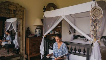 Minibar, cofre no quarto, com decoração personalizada