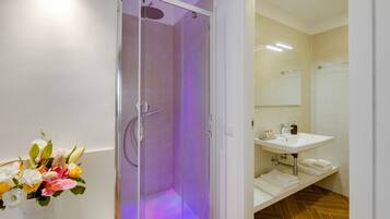 Um polibã, artigos de higiene pessoal grátis, um secador de cabelo