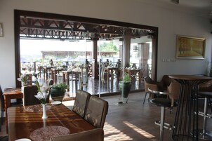 2 restaurantes, que servem almoços, jantares, também cozinha local