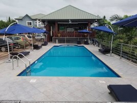 Piscina externa, funciona das 6h às 22h, guarda-sóis, espreguiçadeiras