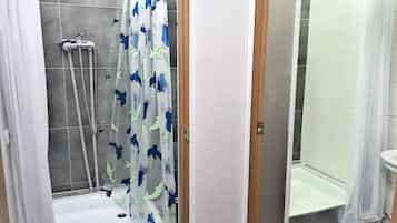 Chuveiro, secador de cabelo (mediante solicitação), chinelos