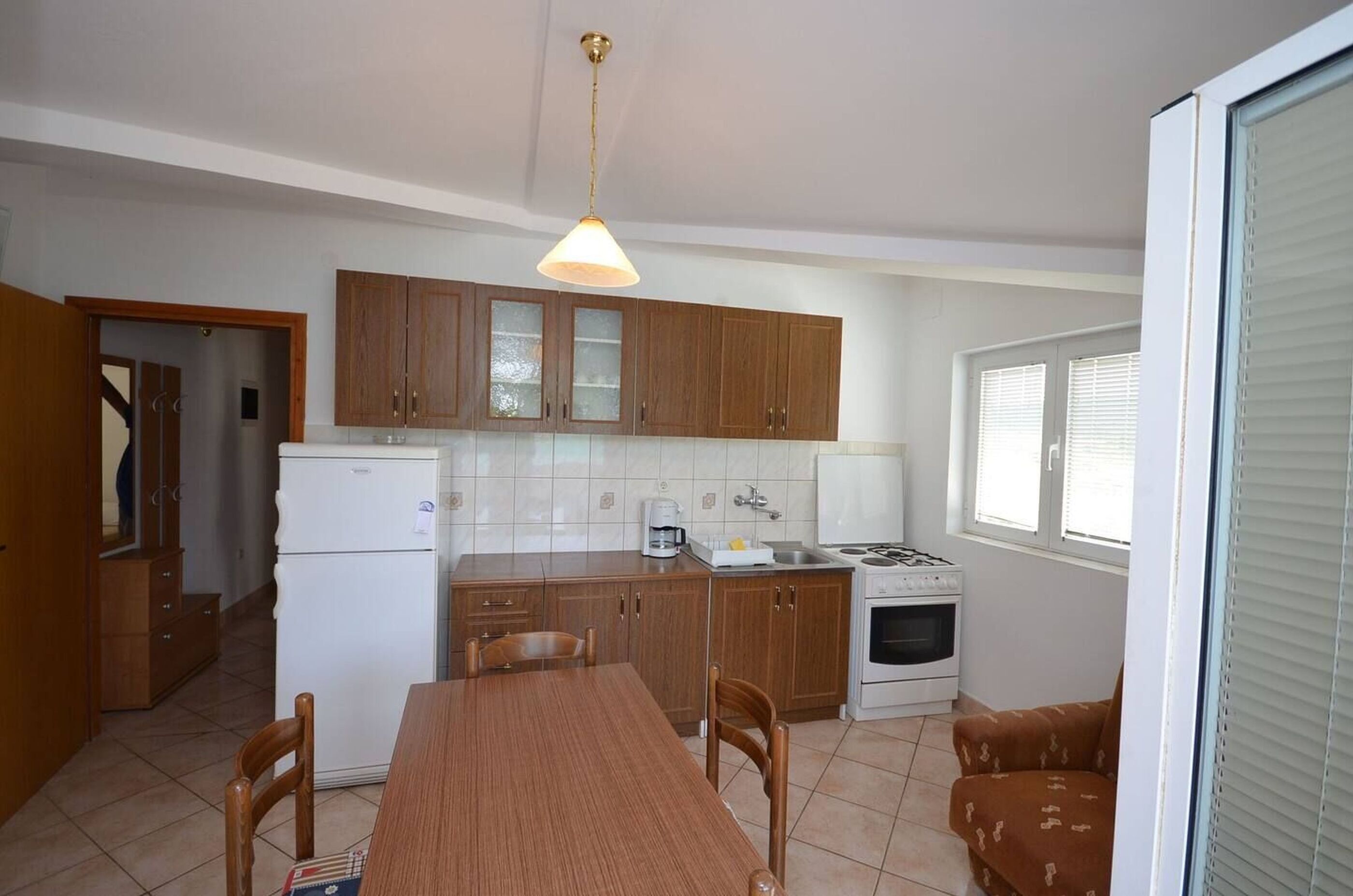 Apartamento (A4) | Cozinha privada | Geladeira, cooktop, talheres/pratos/utensílios de cozinha, freezer