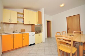 Cozinha privada | Um frigorífico, um forno, uma placa de cozinha, utensílios de cozinha 