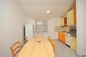 Cozinha privada | Um frigorífico, um forno, uma placa de cozinha, utensílios de cozinha 