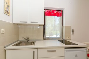 Apartamento (A3) | Cozinha privada | Um frigorífico, uma placa de cozinha, utensílios de cozinha, Congelador 