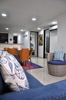 Suite Júnior, 1 quarto | Sala de estar | Televisor LED de 32 polegadas com canais por cabo, televisor 