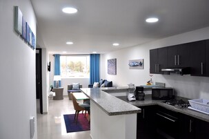 Suíte júnior, 1 quarto | Cozinha privada | Cafeteira/chaleira, mesas de jantar