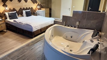 Suite Room | Minibar, cofre no quarto, ferro/tábua de engomar, Wi-fi grátis