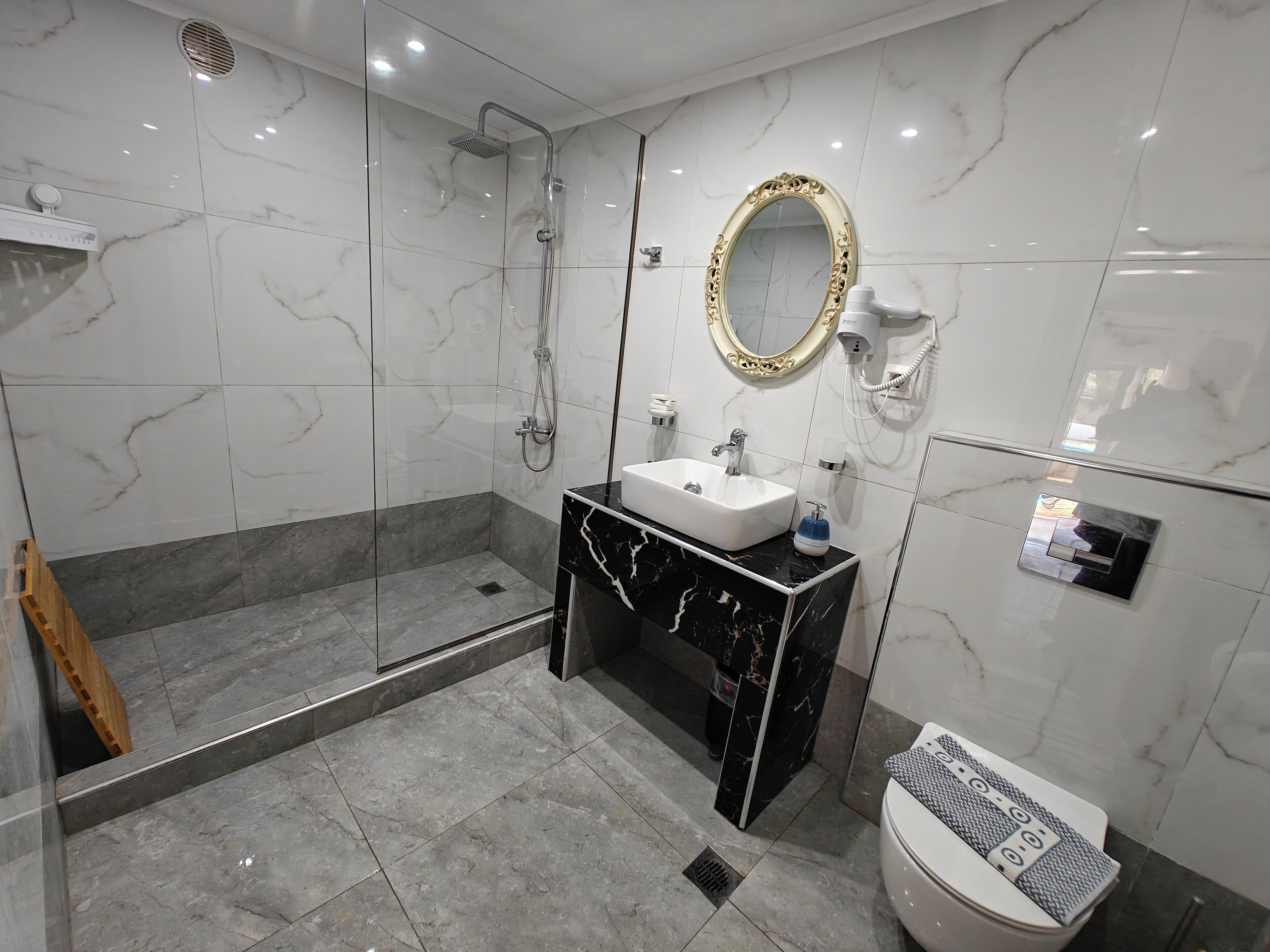 Suite Familiar, 2 quartos, piscina privativa, em frente à praia (private Pool from 20.06.2024 on) | Casa de banho | Um polibã, um chuveiro fixo, produtos de higiene exclusivos 