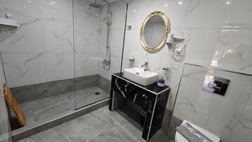 Suite Familiar, 2 quartos, piscina privativa, em frente à praia (private Pool from 20.06.2024 on) | Casa de banho | Um polibã, um chuveiro fixo, produtos de higiene exclusivos