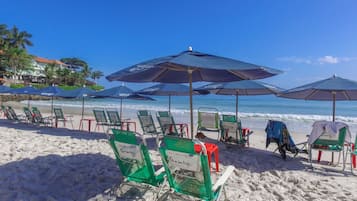 Na praia, praia de areia branca, bares na praia