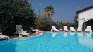 Piscina exterior sazonal, guarda-sóis, espreguiçadeiras