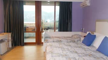 Quarto Triplo Clássico, varanda | Cofre no quarto, secretária, cortinas/cortinados opacos