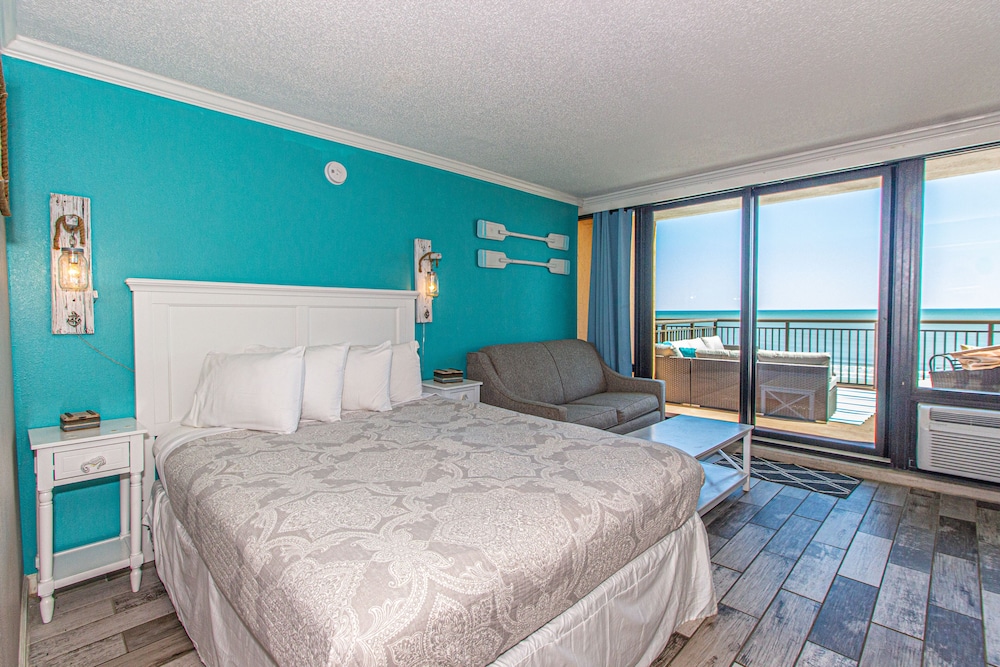 Over-sized Luxury Balcony (Sectional Sofa!), Modern Style In The Golden Mile - South Carolina