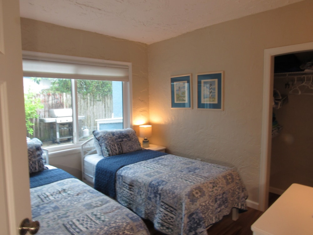 Beach Paradise: 2-minute Walk To Cocoa Beach & Pier! - Cocoa Beach, FL