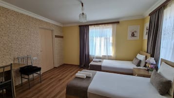 Quarto Duplo ou Twin Standard, vista para a montanha | 1 quarto, secretária, secretária adequada para computadores portáteis