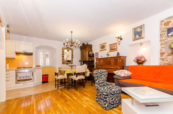 House Stone House In Center - Jelsa