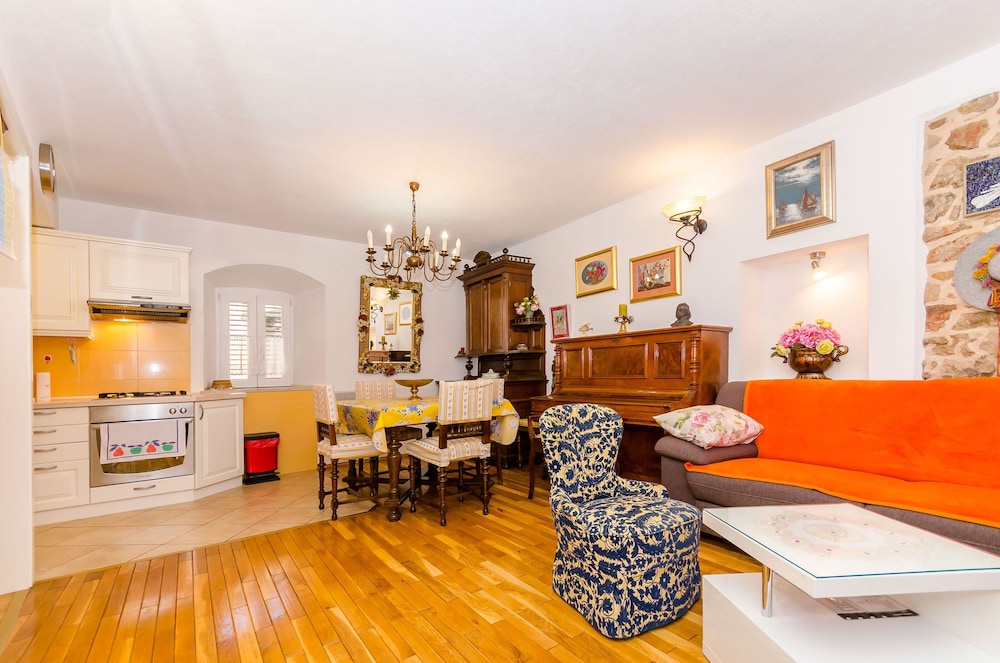 House Stone House In Center - Jelsa