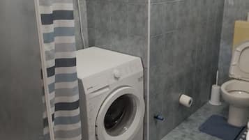 Apartamento (A1) | Casa de banho | Um polibã, um secador de cabelo, toalhas fornecidas