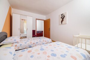 Apartamento (A2) | Cofre no quarto, Wi-fi grátis, roupa de cama fornecida 