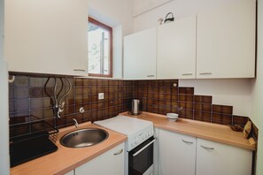 Apartamento (A2) | Cozinha privada | Um frigorífico, uma placa de cozinha, utensílios de cozinha 