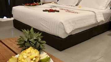 Quarto casal luxo, 1 cama King, para não fumantes, vista para a praia | 1 quarto, roupas de cama premium, cofres nos quartos