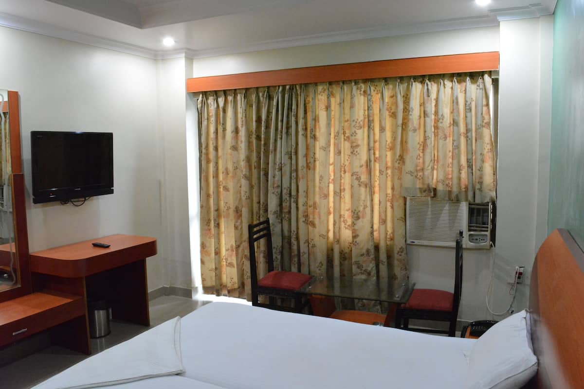 Quarto superior, 1 cama de casal, vista para a cidade | Sala de estar | Lareira