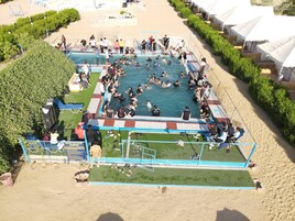 Piscina interior, piscina exterior sazonal