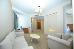 Quarto casal luxo, vista para o mar | Área de estar | TV de tela plana