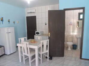 Suíte | Cozinha americana privada | Geladeira, micro-ondas, talheres/pratos/utensílios de cozinha