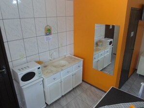 Suíte | Cozinha americana privada | Geladeira, micro-ondas, talheres/pratos/utensílios de cozinha