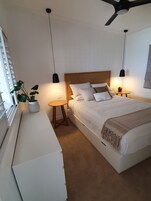 Apartamento Premium, 1 quarto, vista para a praia, junto ao mar | 1 quarto, roupa de alta qualidade, cofre no quarto 