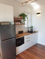 Geladeira, micro-ondas, cooktop, cafeteira/chaleira