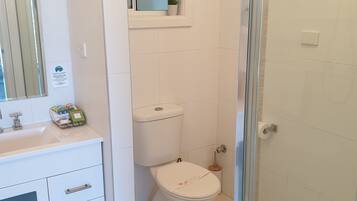 Apartamento standard, 1 quarto, para não fumantes, vista para a praia | Banheiro | Chuveiro, produtos de toalete de grife, secador de cabelo