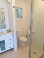 Apartamento Standard, 1 quarto, não fumadores, vista para a praia | Casa de banho | Um polibã, produtos de higiene exclusivos, um secador de cabelo 