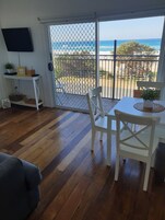 Apartamento Premium, 1 quarto, vista para a praia, junto ao mar | Sala de estar | Televisor de ecrã plano de 40 cm com canais digitais, televisor 