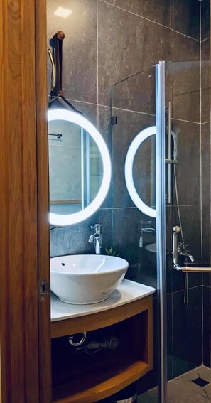 Quarto Deluxe | Casa de banho | Um polibã, um chuveiro fixo, artigos de higiene pessoal grátis 